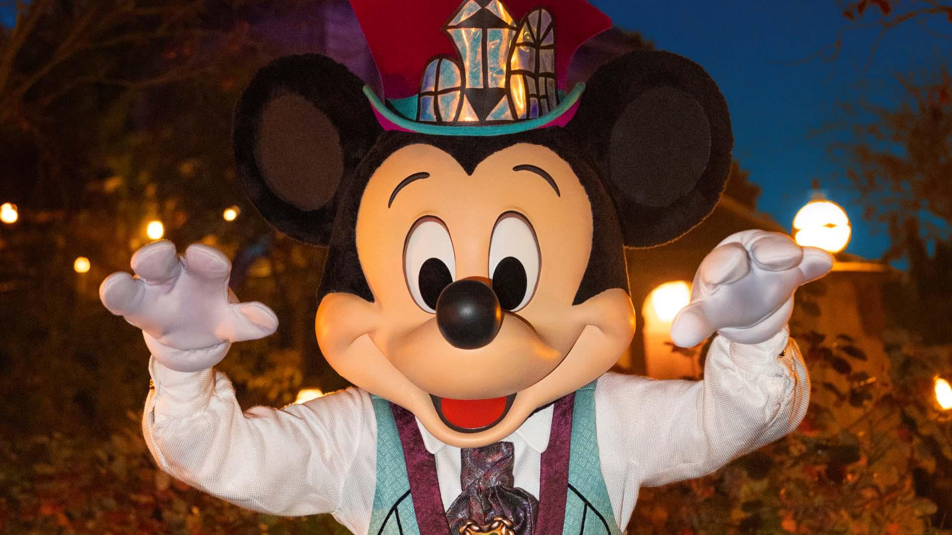 Meet Mickey at Phantom Manor | Disneyland Paris