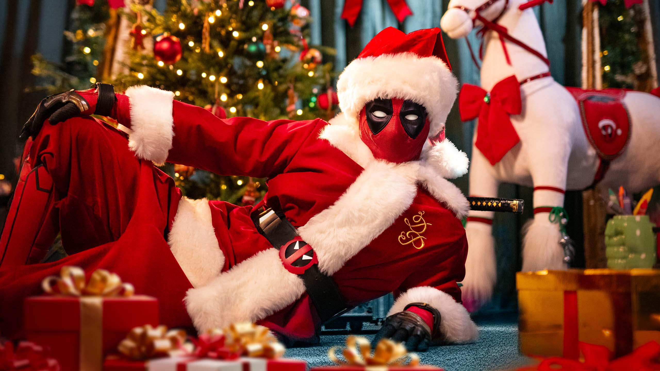 Deadpool’s Festive Moment | Disneyland Paris