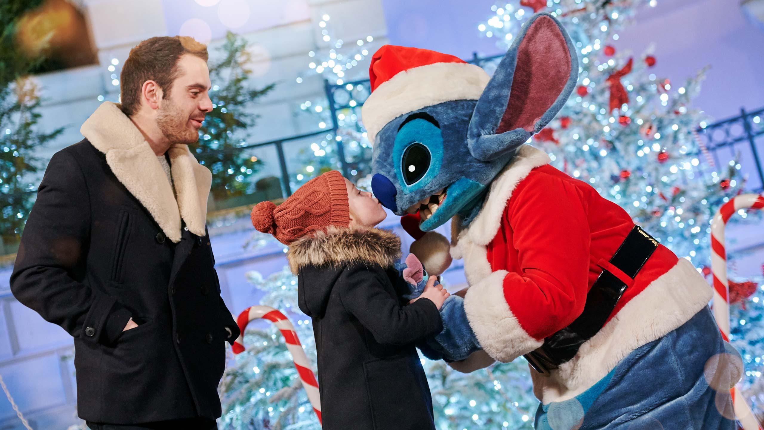 Meet Santa Stitch | Disneyland Paris
