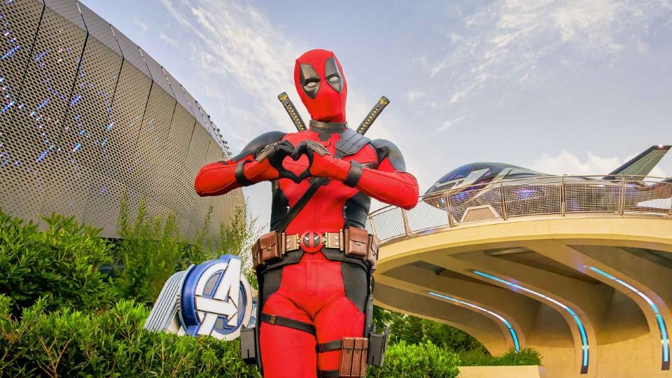 Deadpool’s Festive Moment | Disneyland Paris