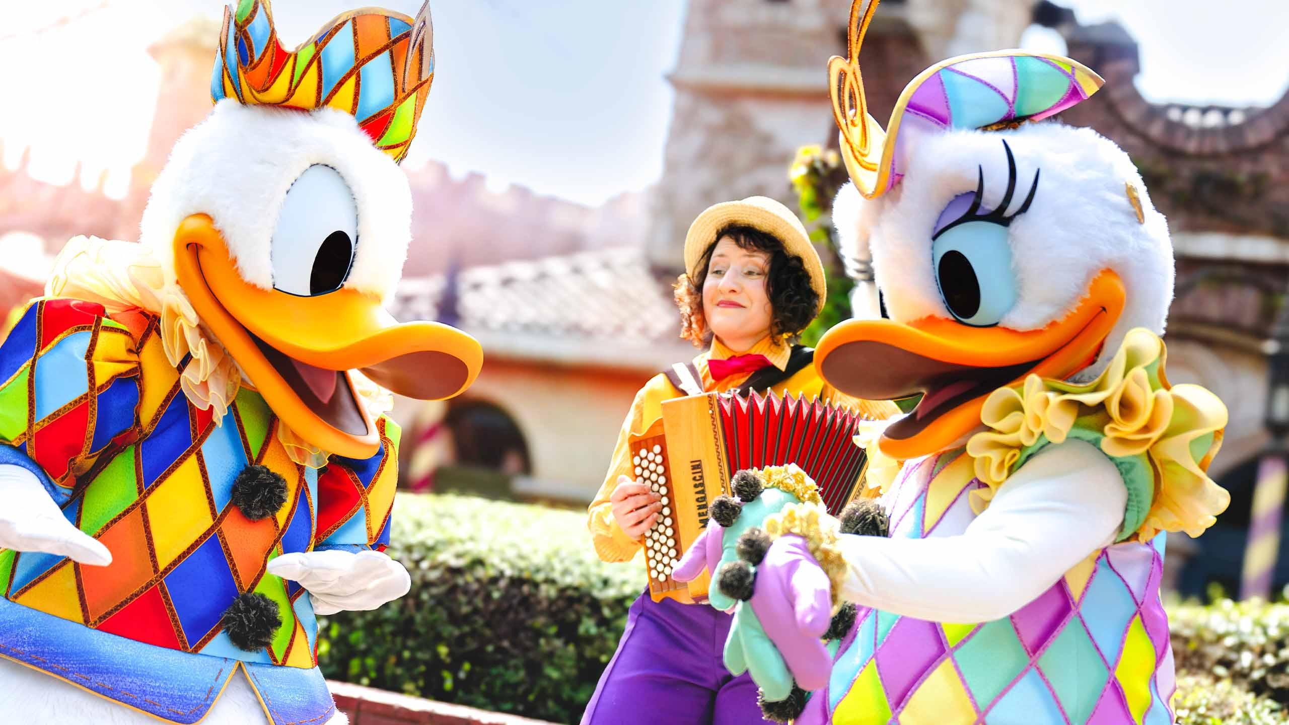 Donald, Daisy y el acordeonista @ Disneyland Paris - Themeparkplanner