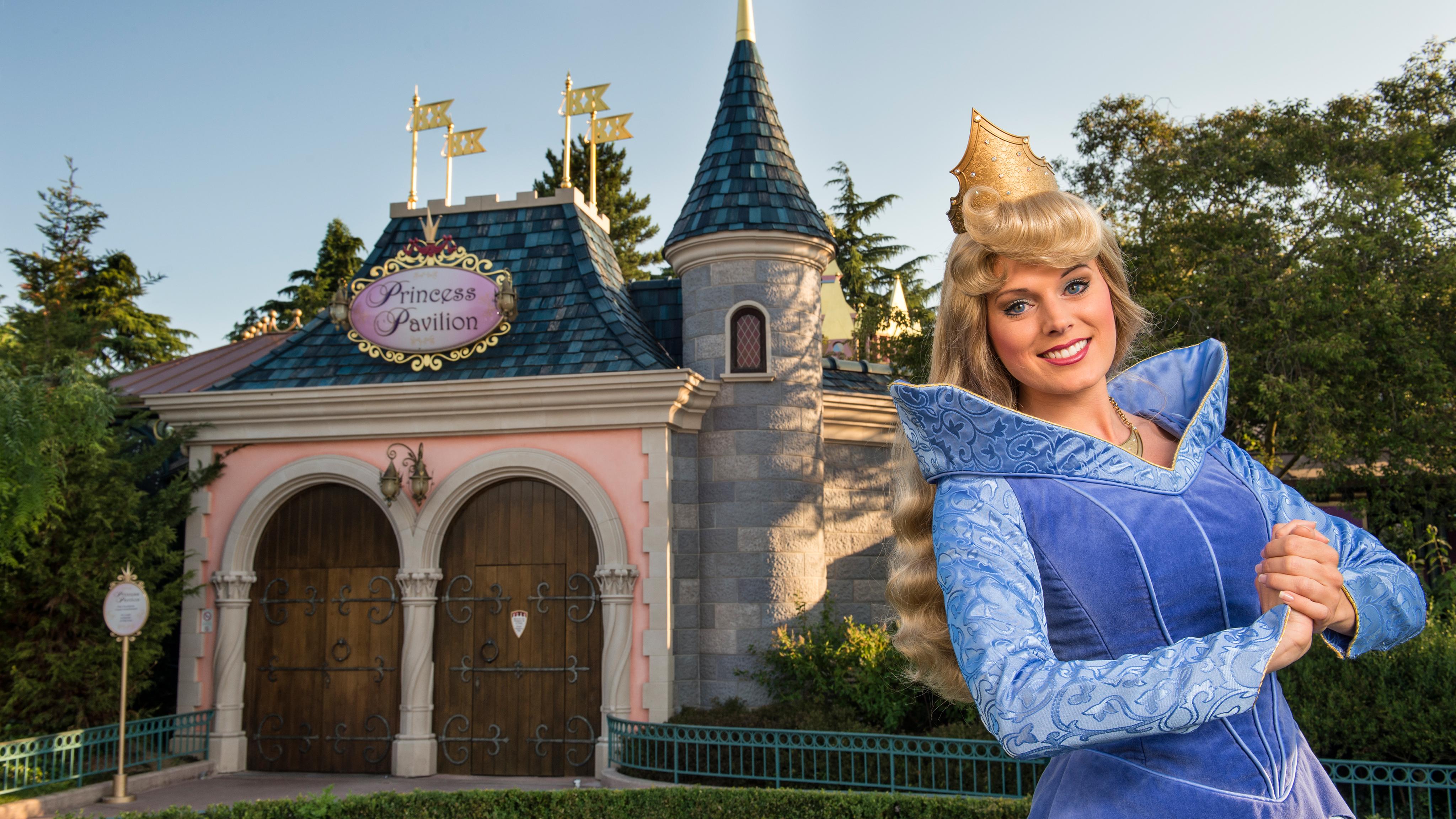 Princesas Reales De Disney En Disneylandia Desayuno Con Personajes